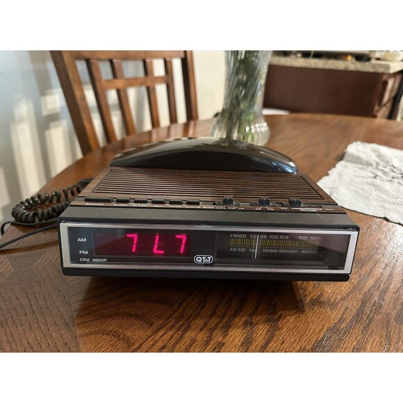 QT&T | Other | Vintage Amfm Electronic Clock Radio Wphone | Poshmark